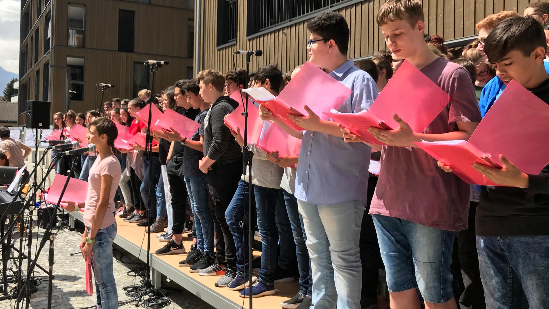 Der Chor der OS Naters umrahmte die Vernissage rund um die Tafeln mit ...