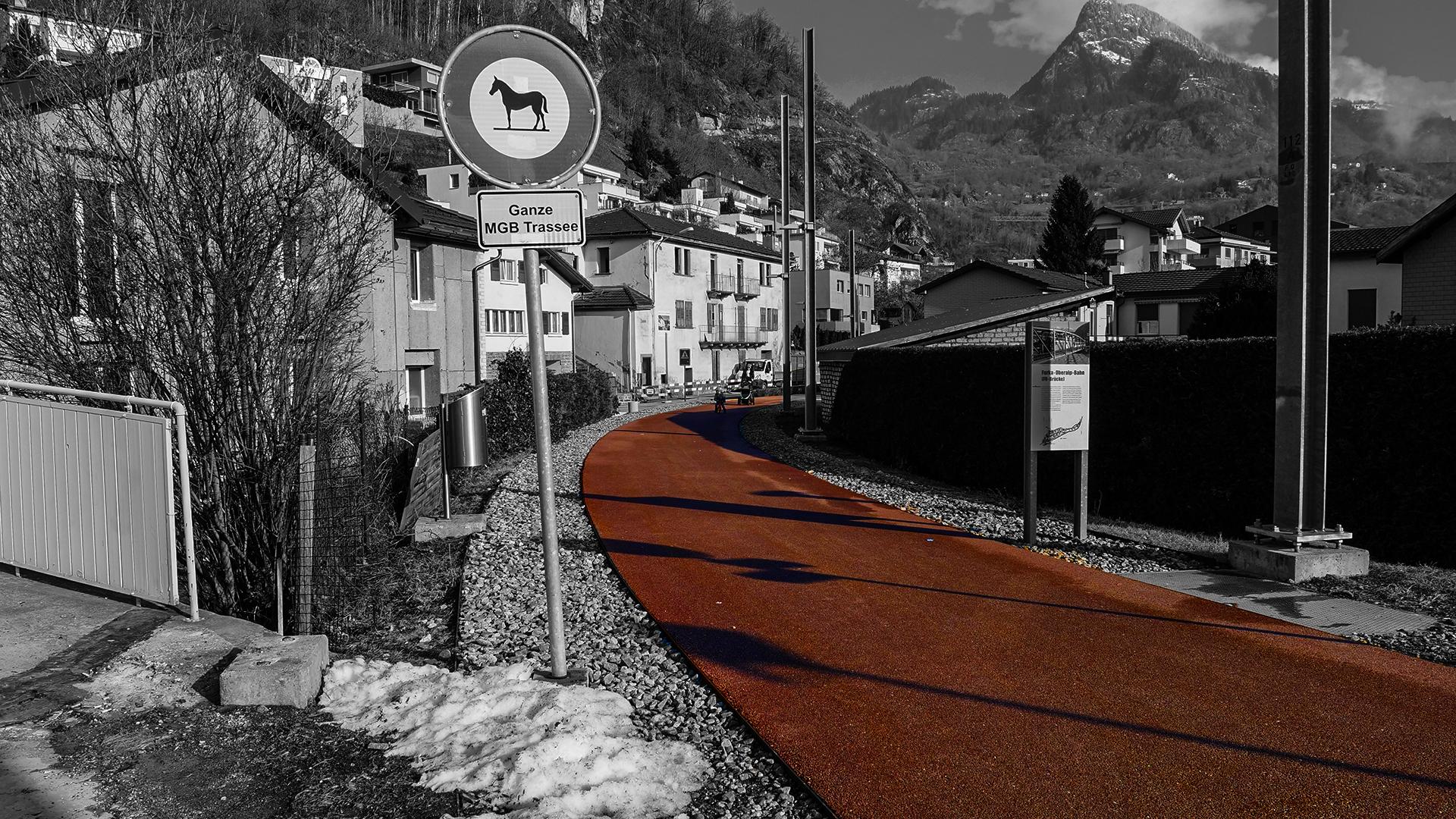 Typisch für Naters ist ausserdem die rote Meile. Diese führt über die ...