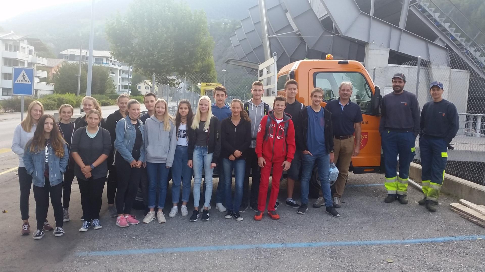 Landeshauptmann Diego Wellig (3.v.r.) freut sich mit den Jugendlichen ...