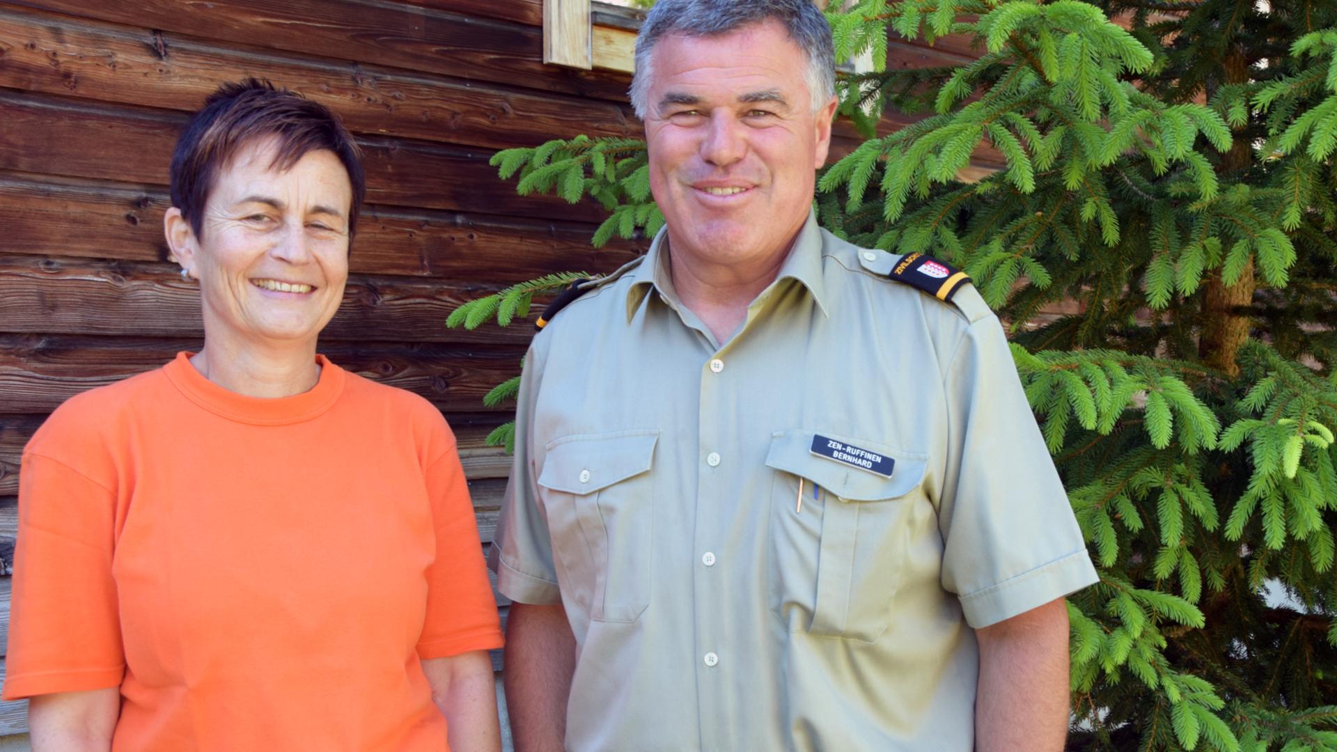 Die Einsatzleiterin Cornelia Allenbach (l.) und der Zivilschutz ...