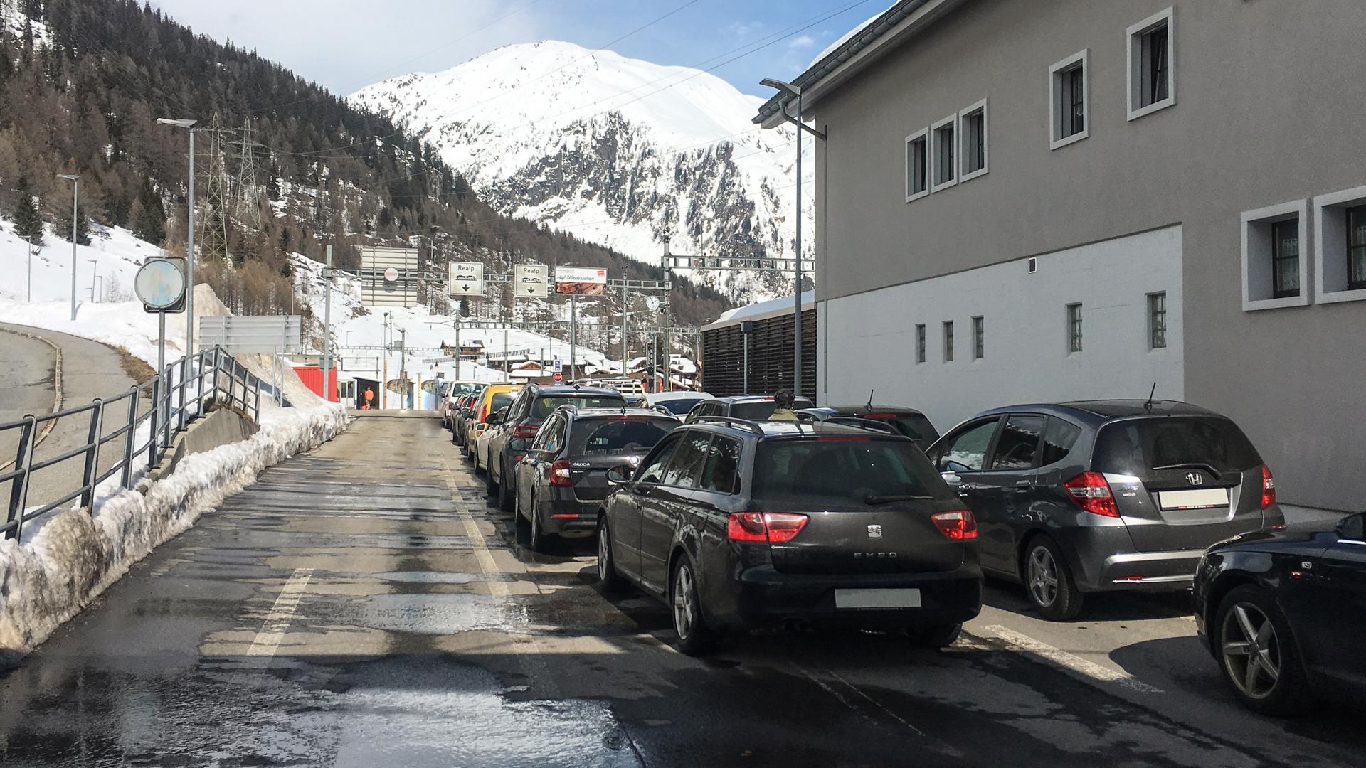 Der Betrieb am Autoverlad Furka ist aktuell eingestellt. Grund dafür ...