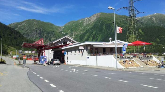 Aufgrund Unterhaltsarbeiten im Furkatunnel fährt der erste Autozug ab ...