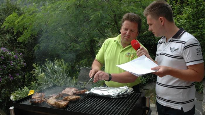 Metzgermeister Willy Stocker erklärt, wie man am besten grilliert ...