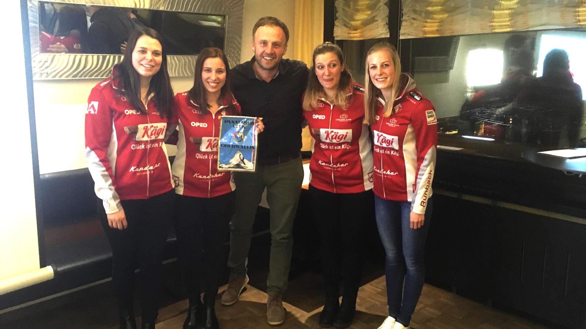 Panathlon-Club Präsident Marco Decurtins mit den Curlerinnen des Teams ...