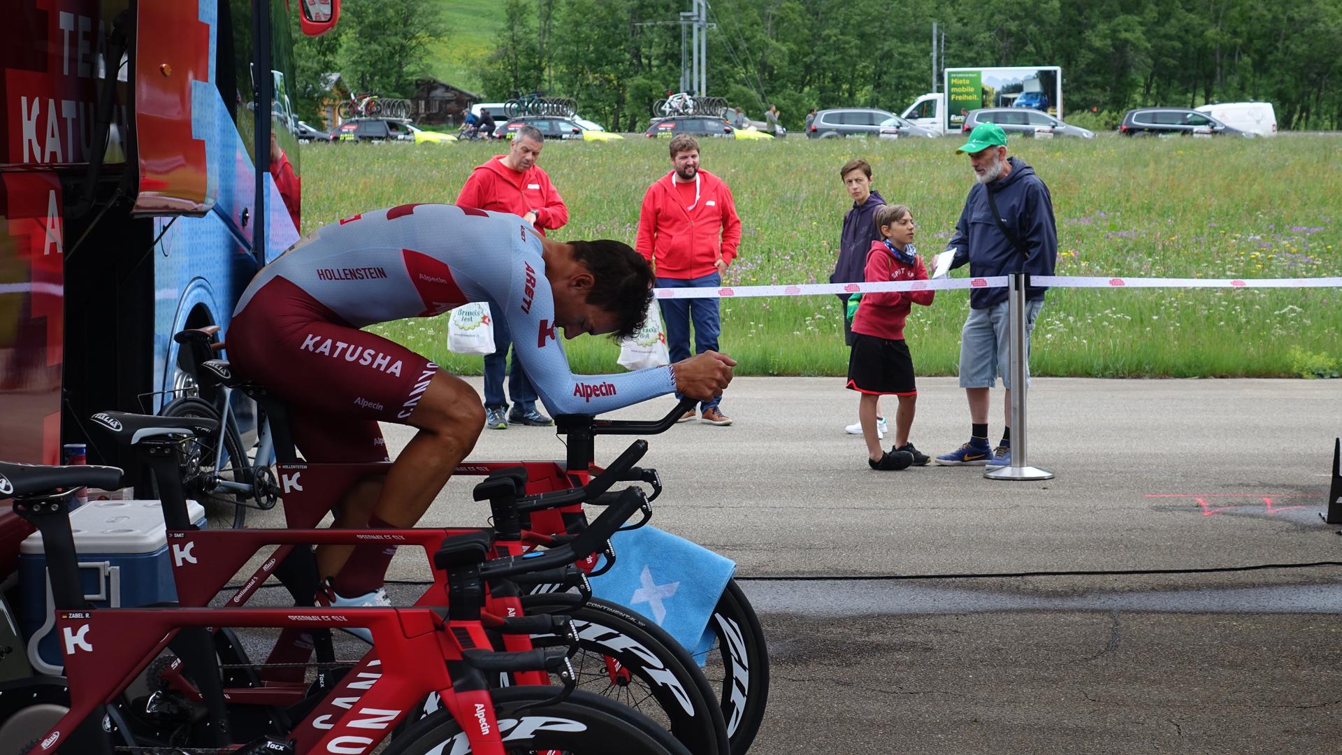 Der Schweizer Radrennfahrer Reto Holenstein bereitete sich am Samstag ...