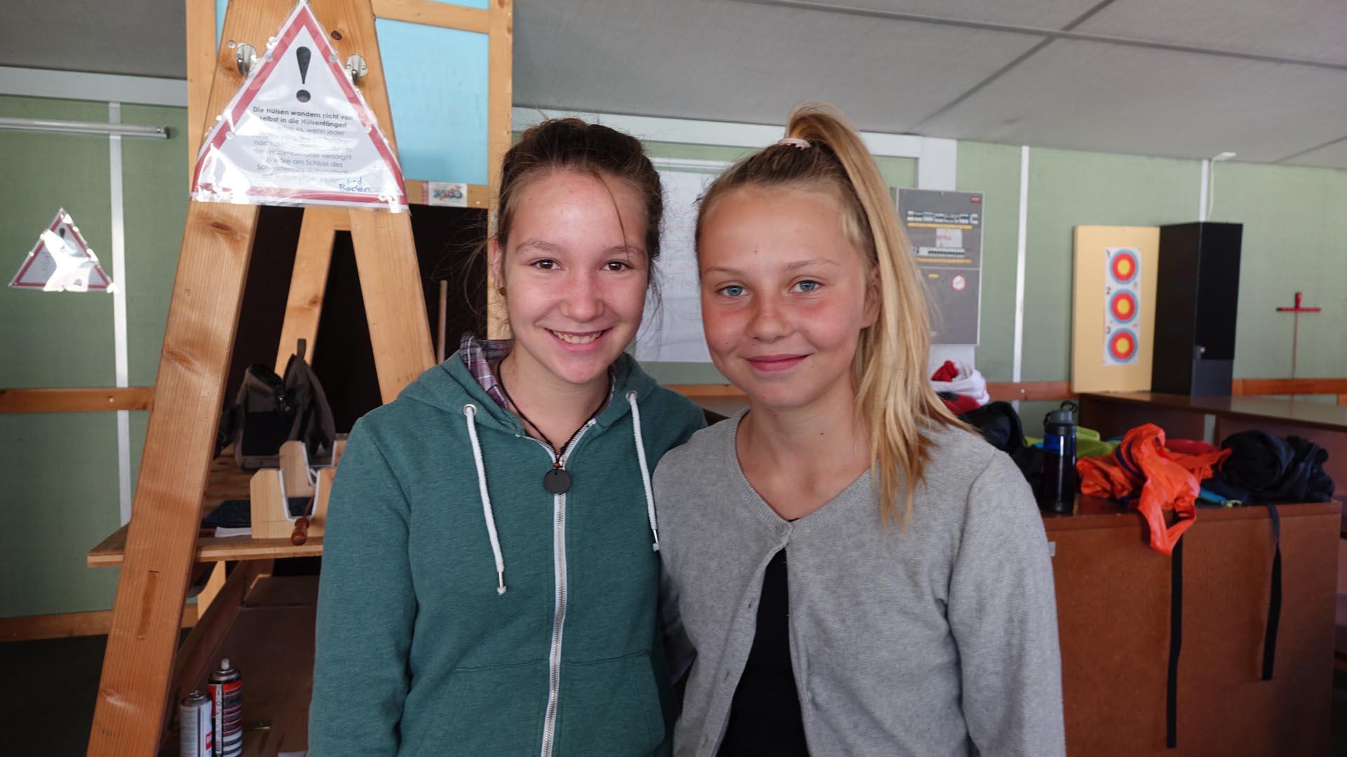 Fabienne Hofer und Laura Brandt geniessen die Zeit mit dem Ferienpass ...