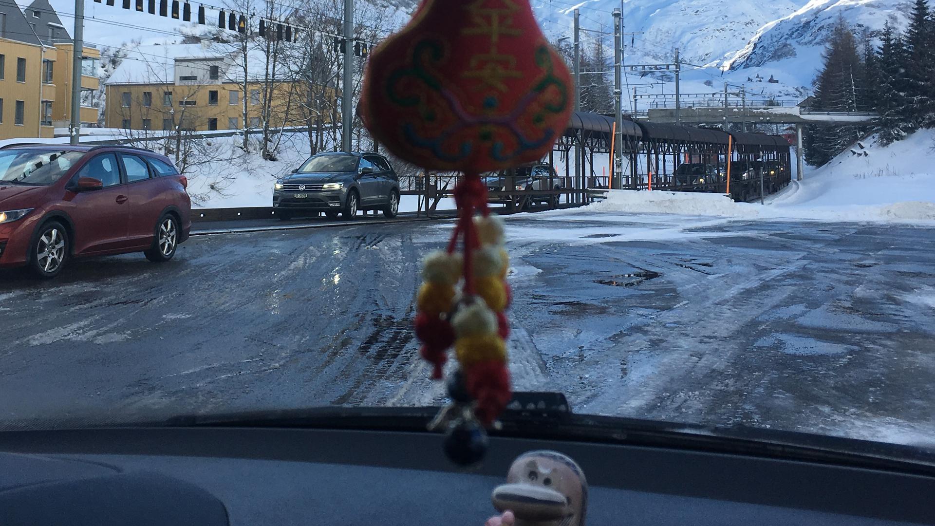 Wegen eines Schneerutsches ist der Autoverlad Furka gesperrt. Quelle ...