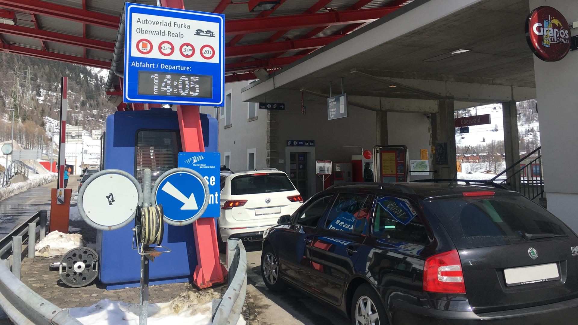 Der Betrieb am Autoverlad Furka ist wieder aufgenommen. Er war am ...