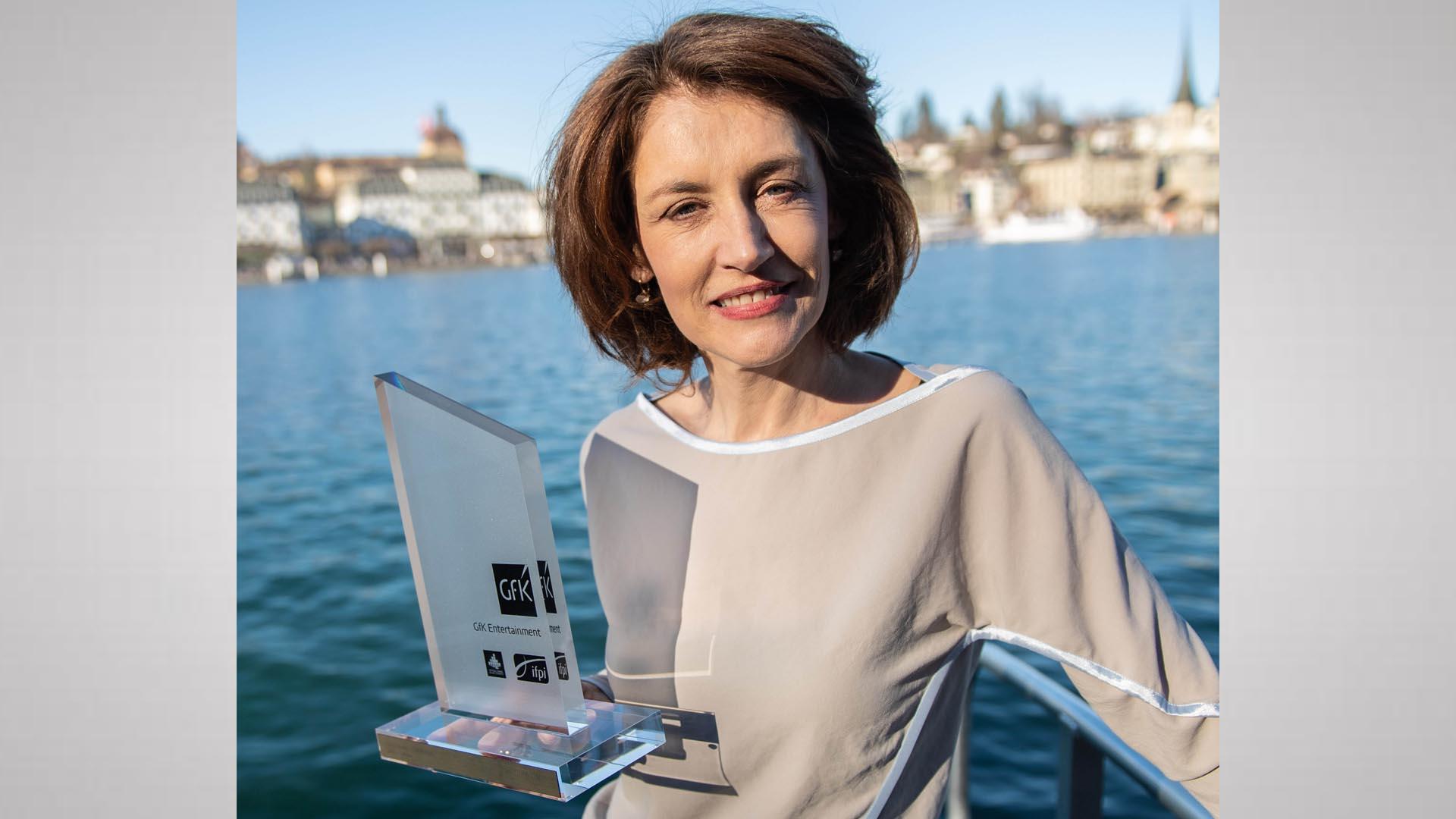 Sina erhält den "Nummer 1 Award" der Offiziellen Schweizer Hitparade ...