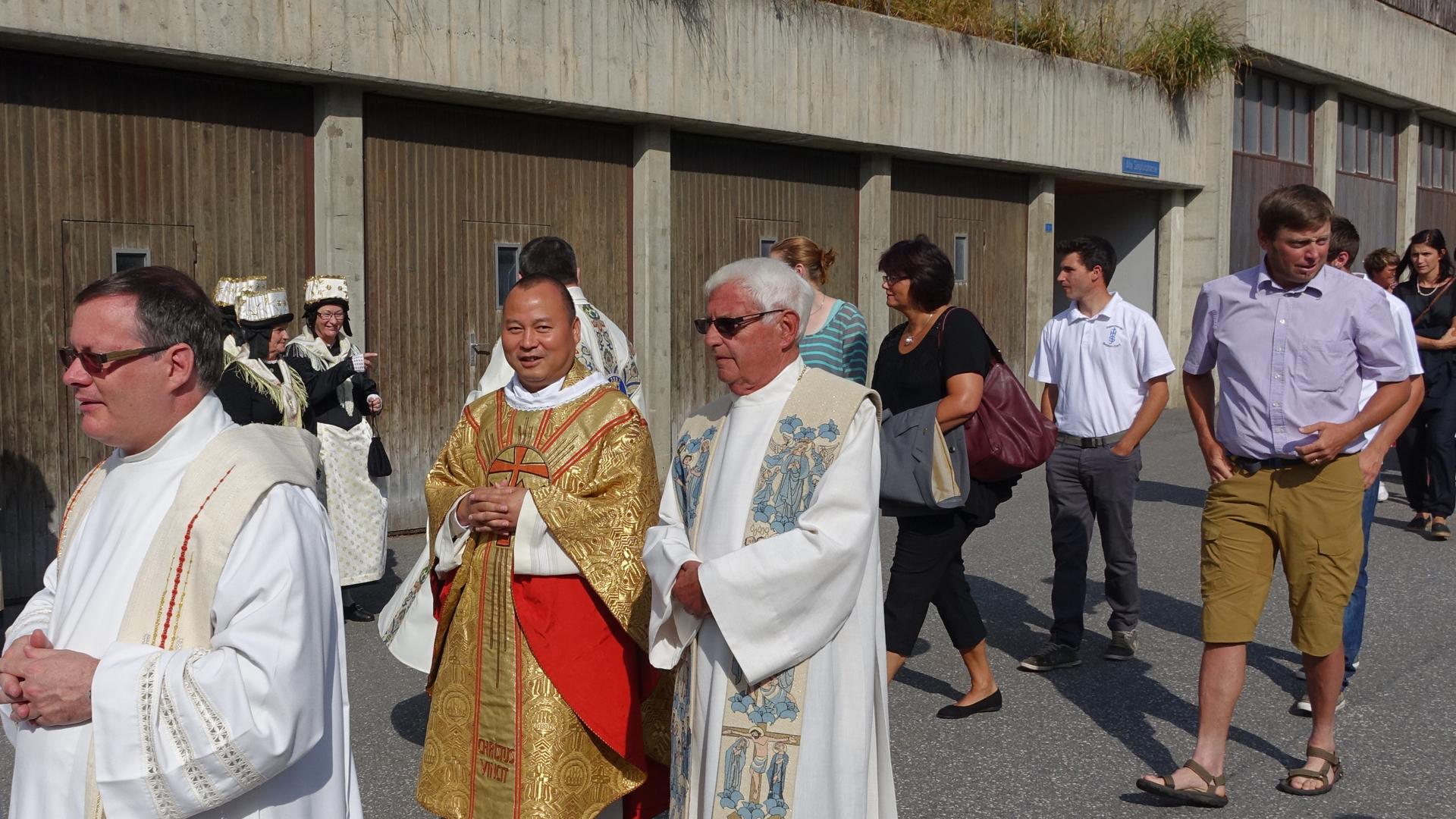 Ein glücklicher neuer Seelsorger. Pfarrer Joseph Shen auf dem Weg am ...