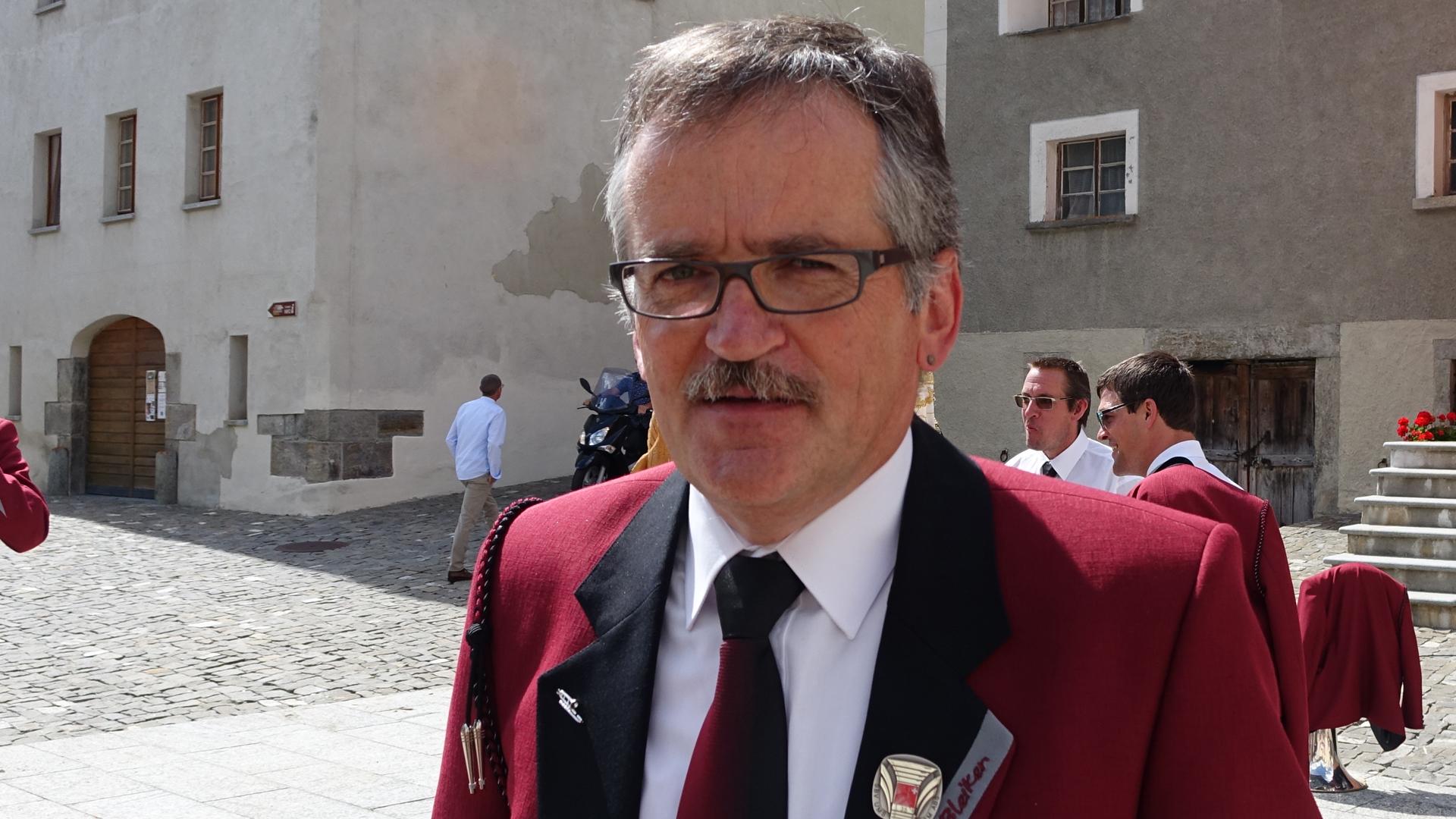 Martin Rittiner, Gemeindepräsident von Simplon Dorf, holte den neuen ...