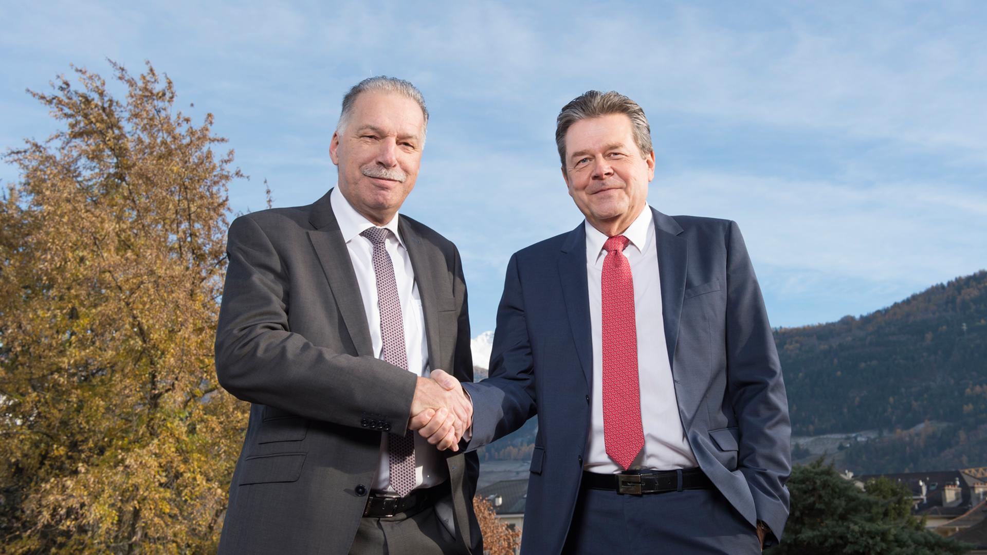 Jean-Michel Revaz (l.) übergibt das Präsidium der Walliser ...