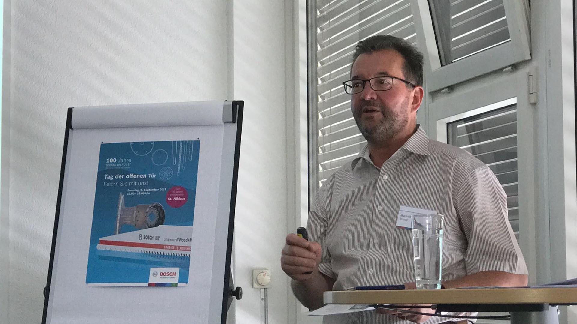 Marzell Chanton, Betriebsleiter Scintilla AG St. Niklaus, weist auf das ...