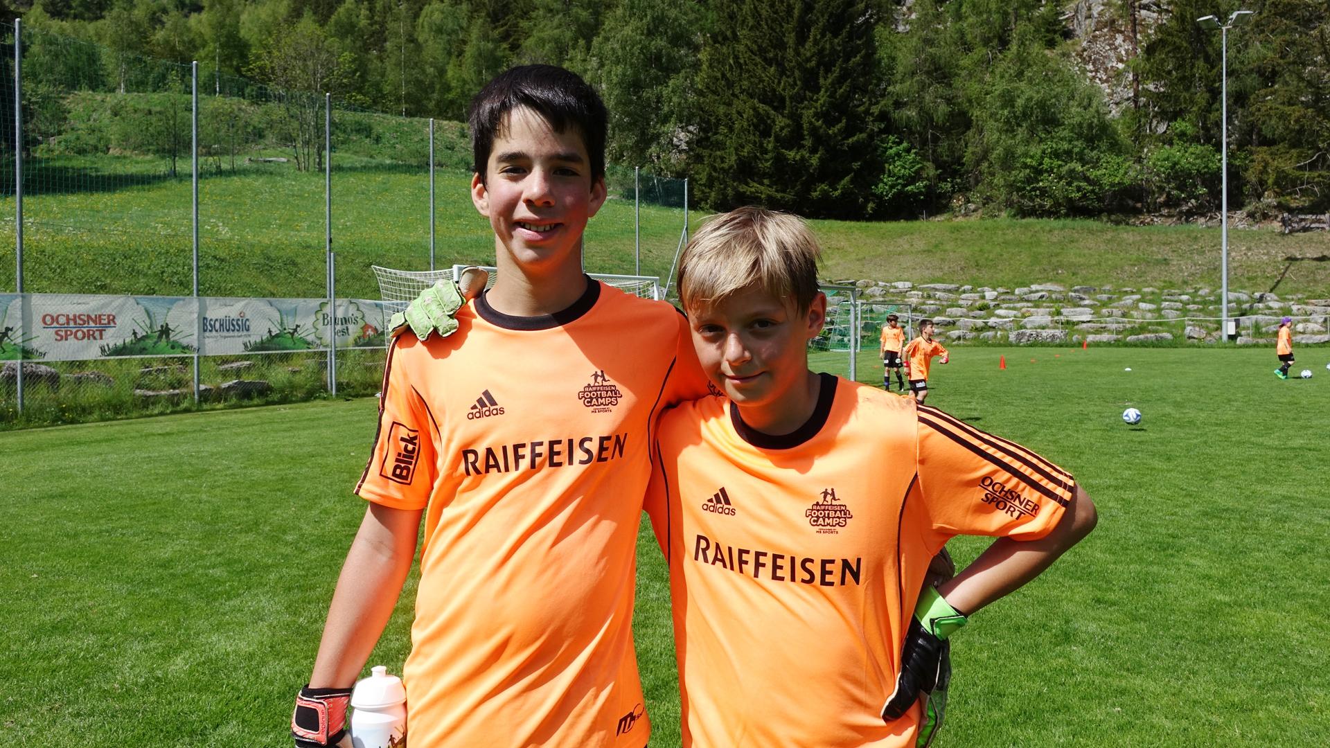 Noah Schnidrig (l.), Torhüter D-Junioren FC St. Niklaus, und Maxim Wyer ...