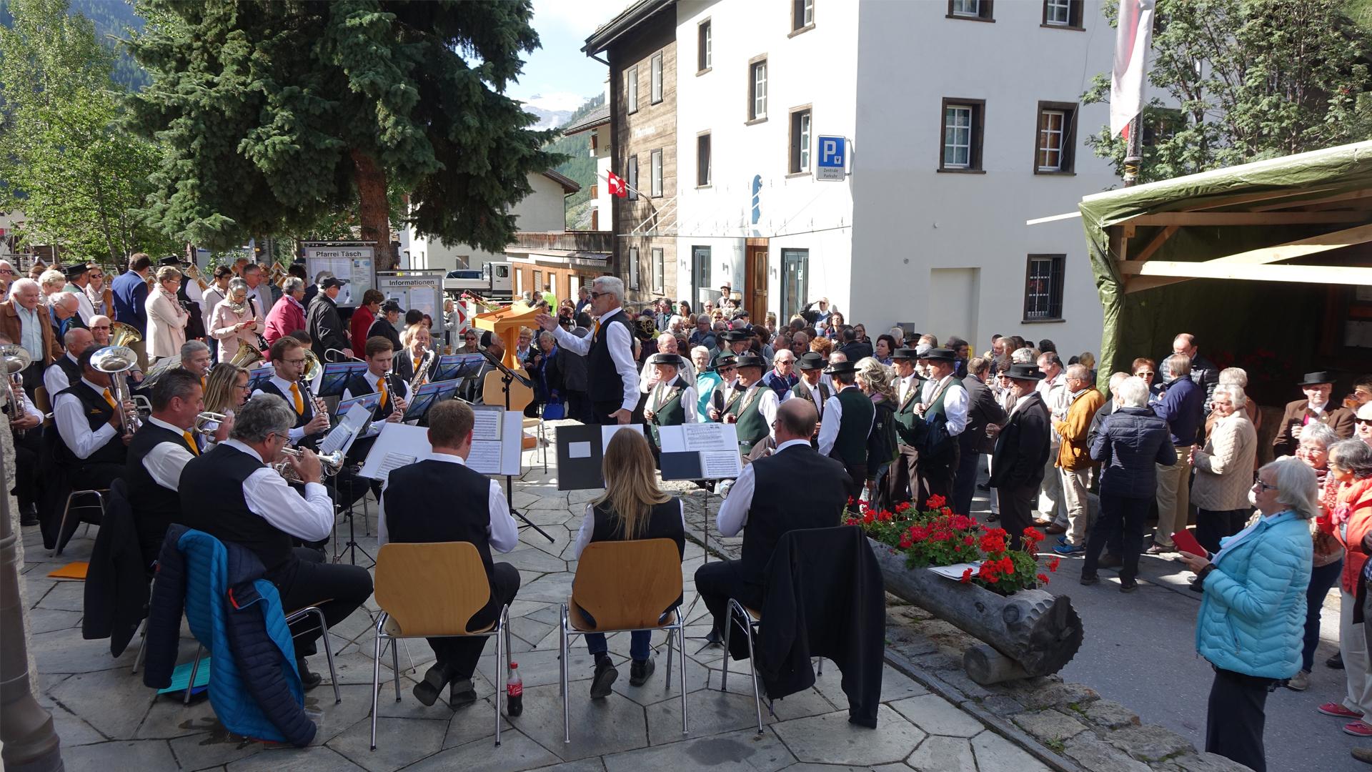 Gefüllte Gassen: Auch am letzten Tag der Täscher Heimattagung zog das ...