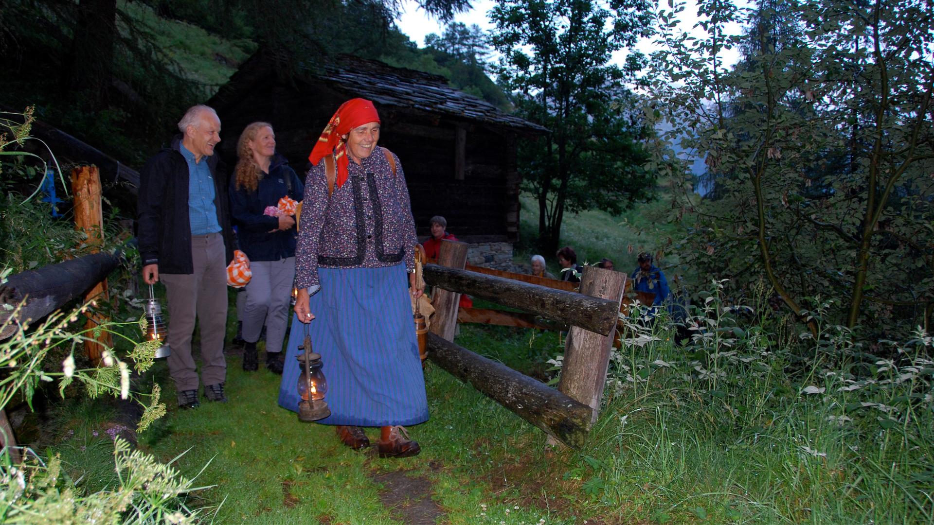 Unterwegs mit Laterne und in mystischer Abendstimmung: Die inszenierte ...
