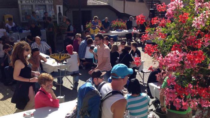 Gemütliches Beisammensein am Weinfest in Varen. Quelle: rro