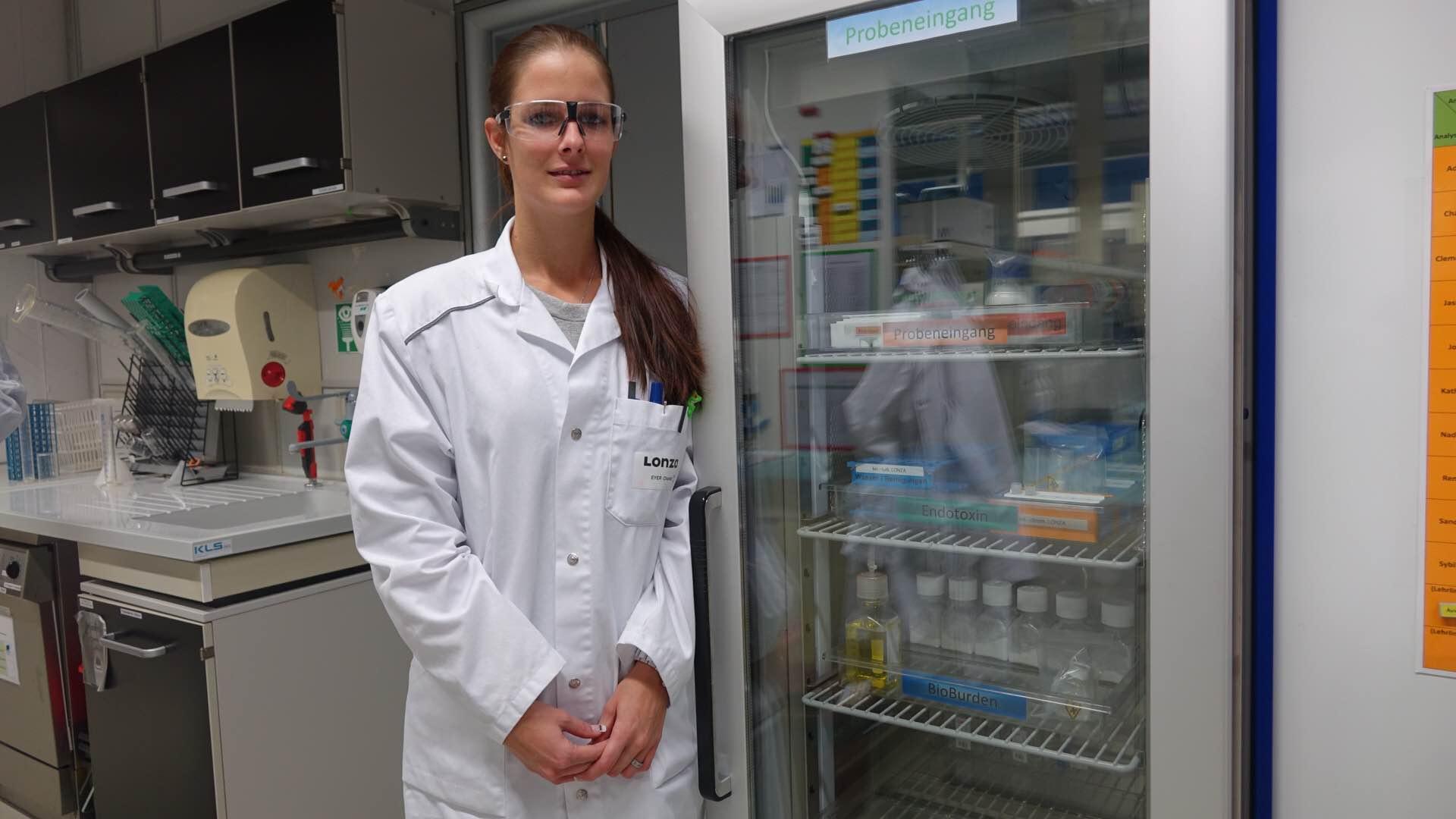 Die Laborantin Chantal Eyer testet die Qualität der Produkte in der ...