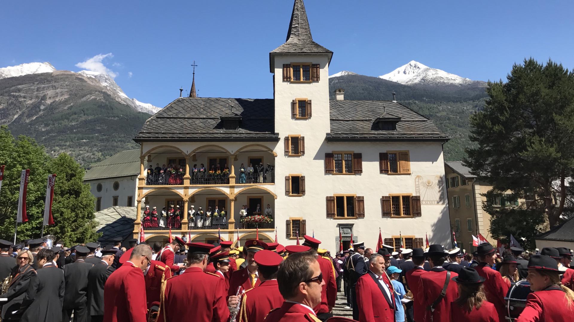 Schönstes Wetter und gute Stimmung am 69. Bezirksmusikfest in Visp ...