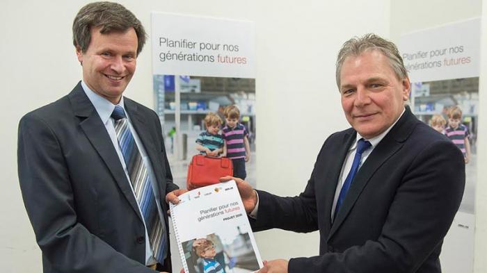 Toni Eder, Vizedirektor des Bundesamts für Verkehr (links) und ...