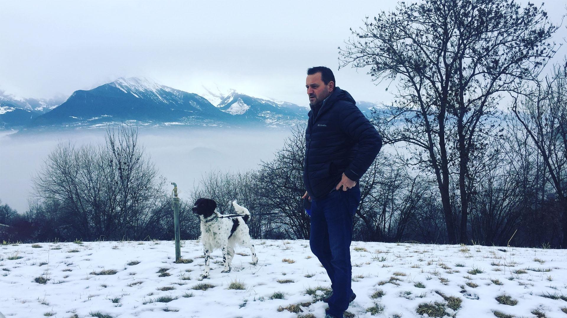 Jean-Marie Bornet und Vasco beim Spaziergang in Basse-Nendaz mit ...