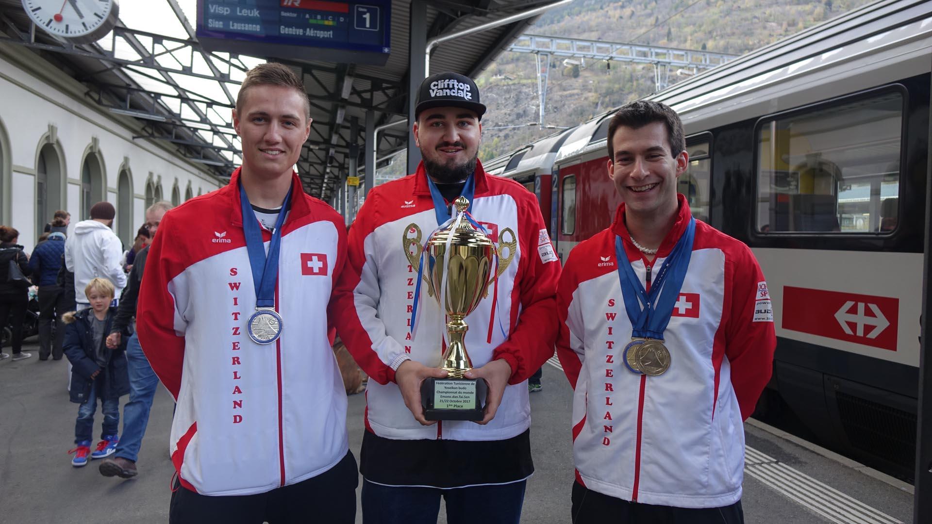 Leon Hischier, Noel Seiler und Martin Julier (v.l.) sind überglücklich ...