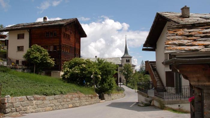 Zeneggen am Mittag, ein beschauliches Dörfchen mit einer freundlichen ...