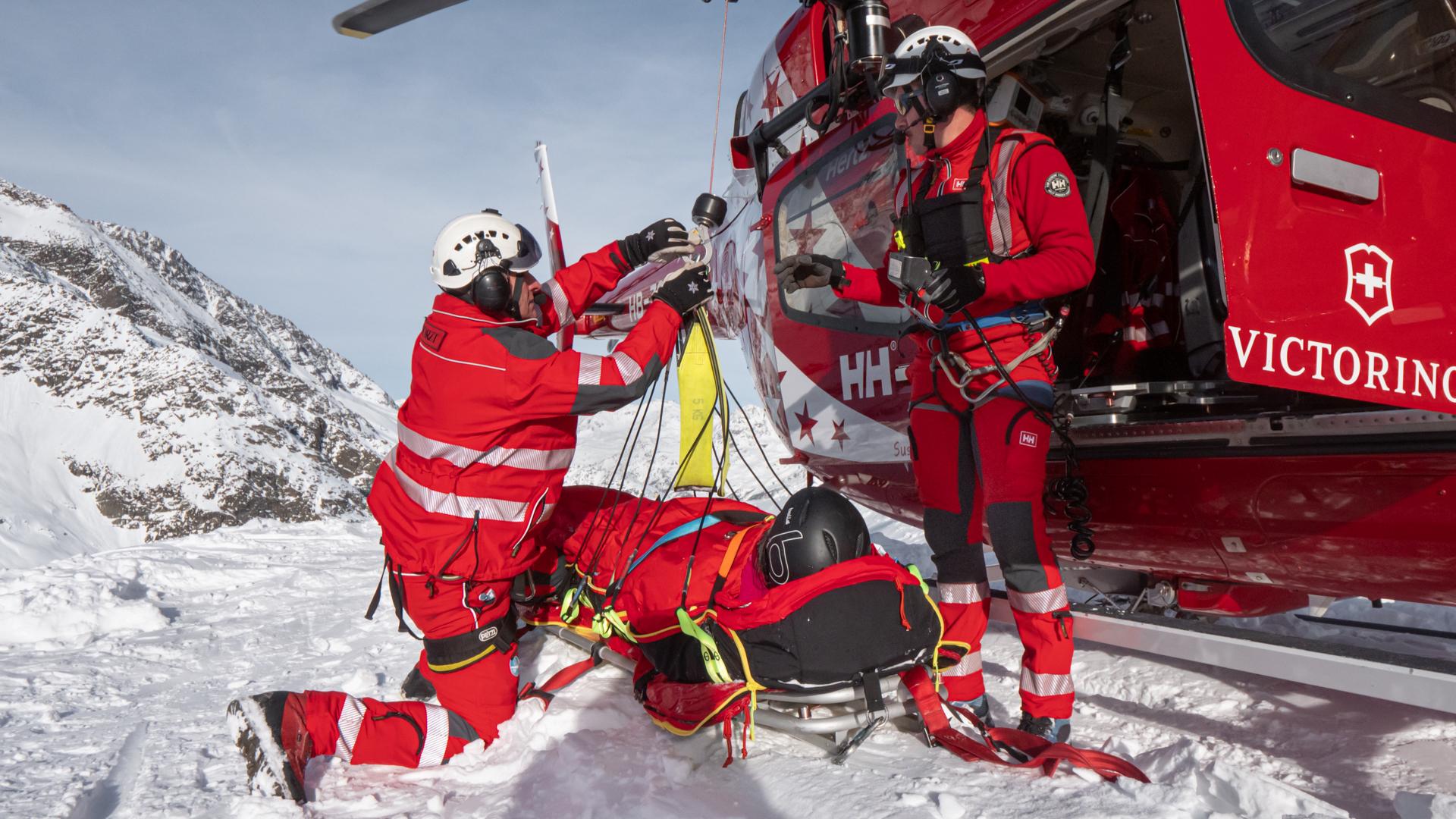 An Silvester machte das Rettungsteam der Air Zermatt vom Heliport ...