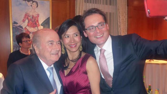 Grund zum Lachen: Verleger und Nationalrat Roger Köppel mit dem Jubilar ...