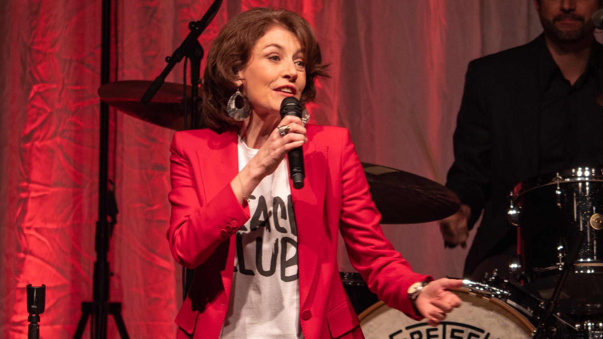 Sina erhält an den Swiss Music Awards im Februar den Outstanding ...